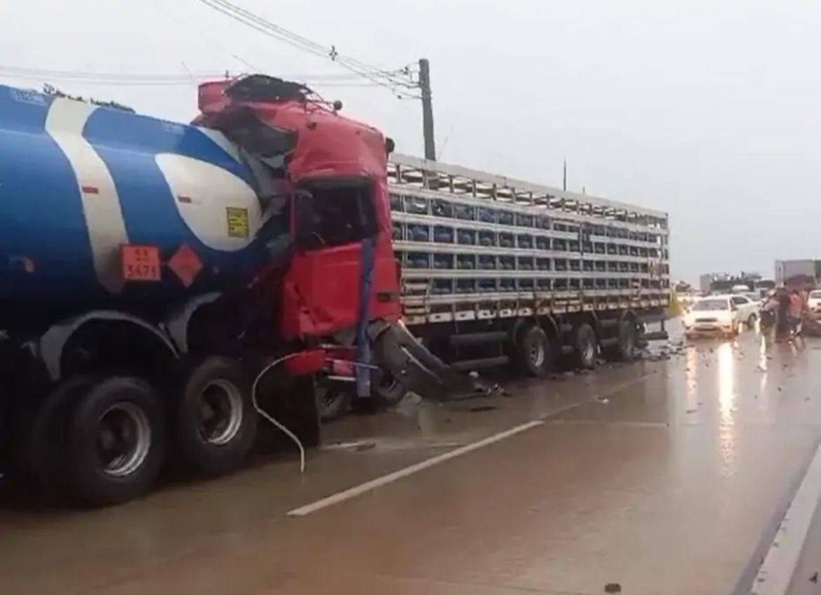 Acidente entre carretas de combustível e de gás de cozinha deixa uma pessoa morta na BR-101 ...